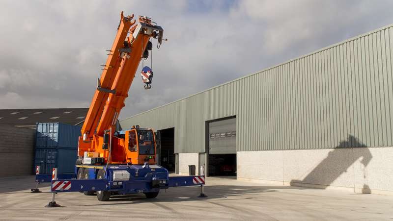 Mobile Cranes - HEAVY LIFTERS